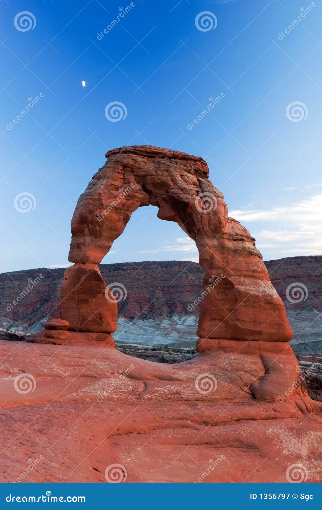 Red Delicate Arch and the Moon Stock Image - Image of national, mesa ...