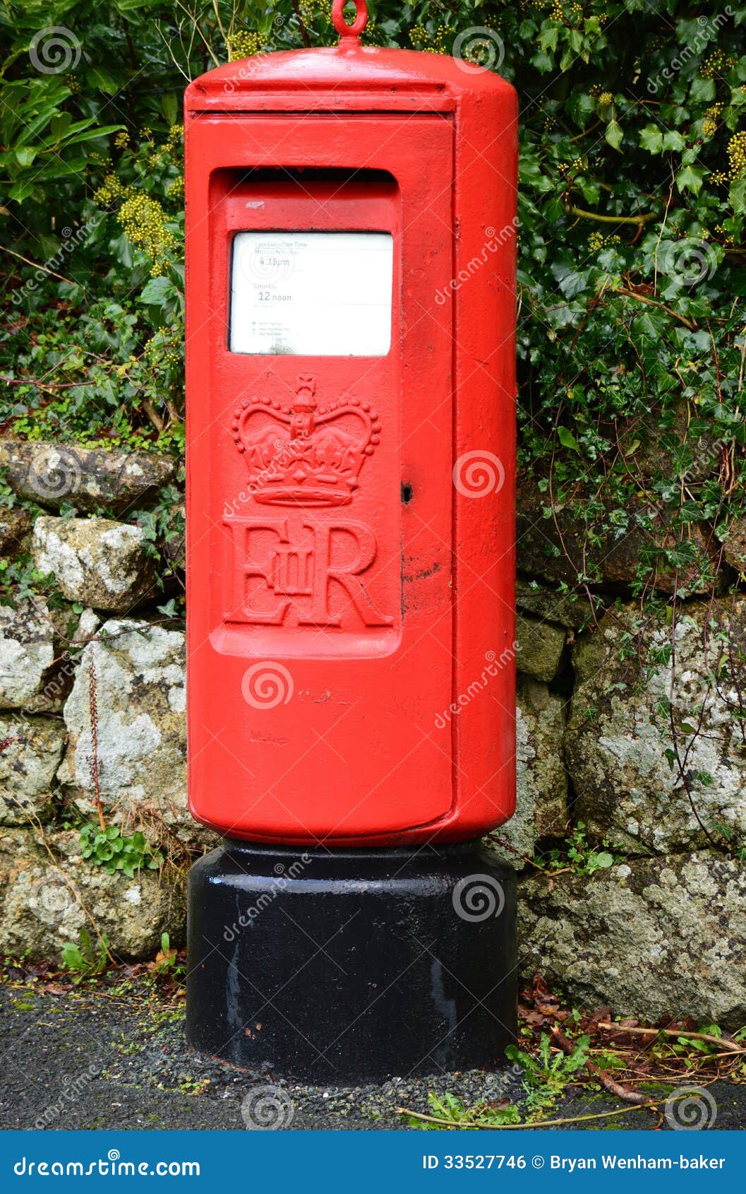 Red Elizabeth II Pillar Box Editorial Photo - Image of crown, elizabeth ...
