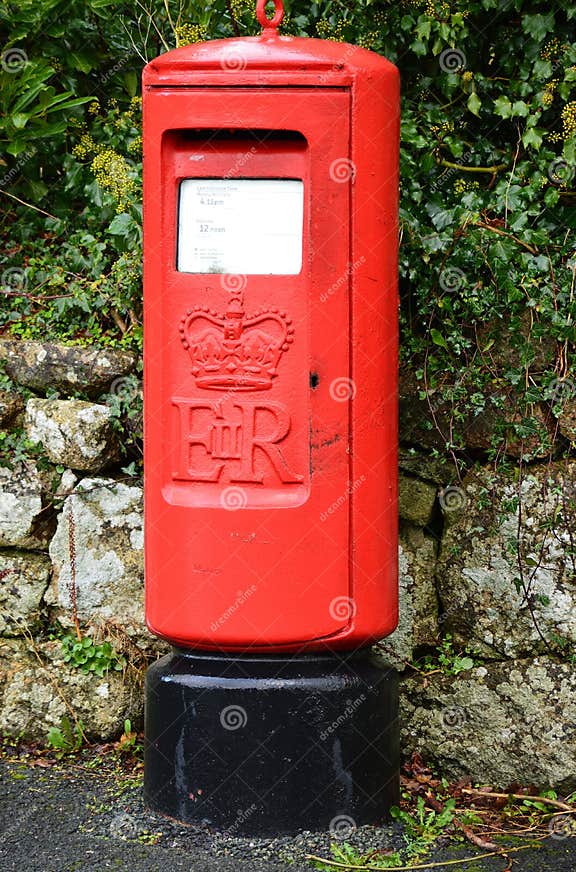 Red Elizabeth II Pillar Box Editorial Photo - Image of crown, elizabeth ...