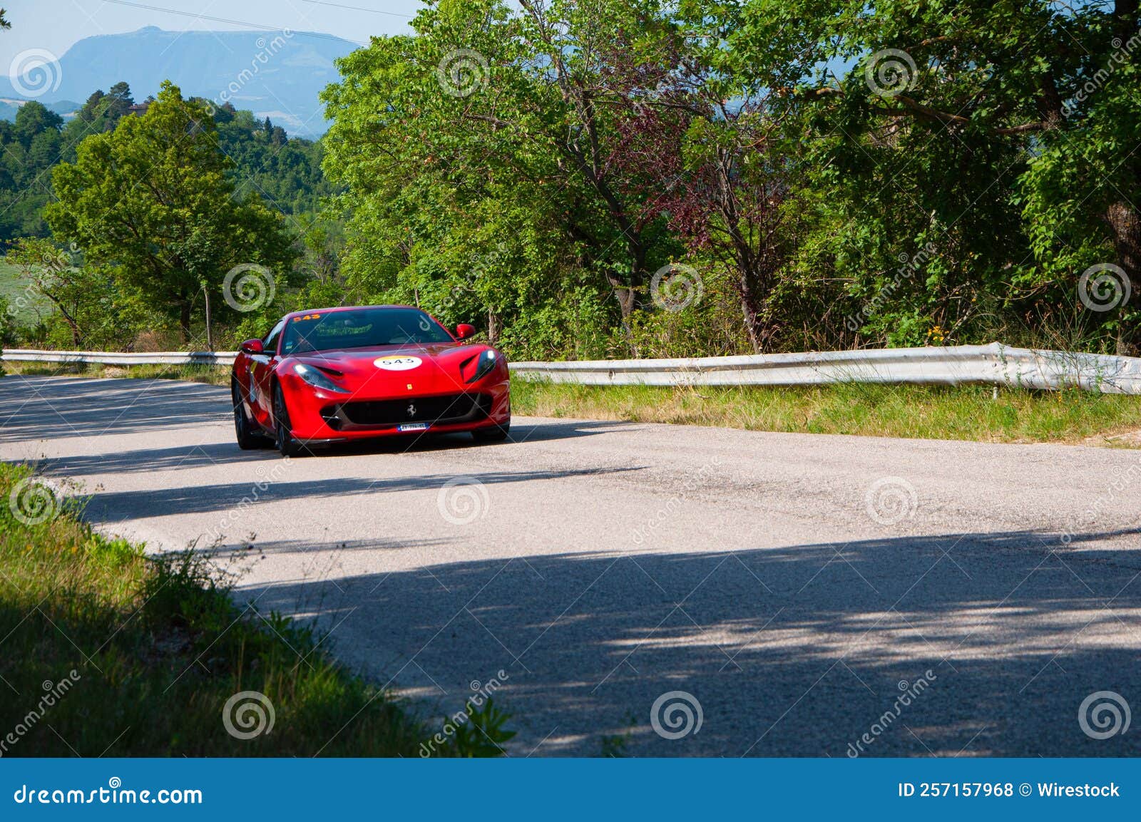Red Ferrari 812 Superfast Gefangen in Einer Rennrallye Redaktionelles ...