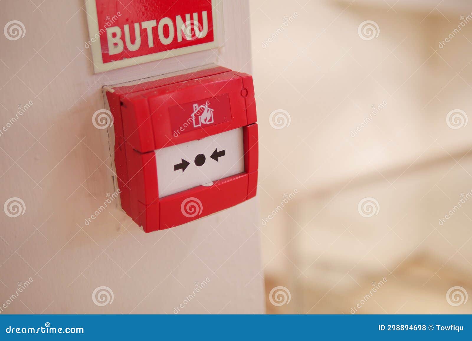 Red Fire Alarm Button on Wall , Stock Photo - Image of emergency, siren ...