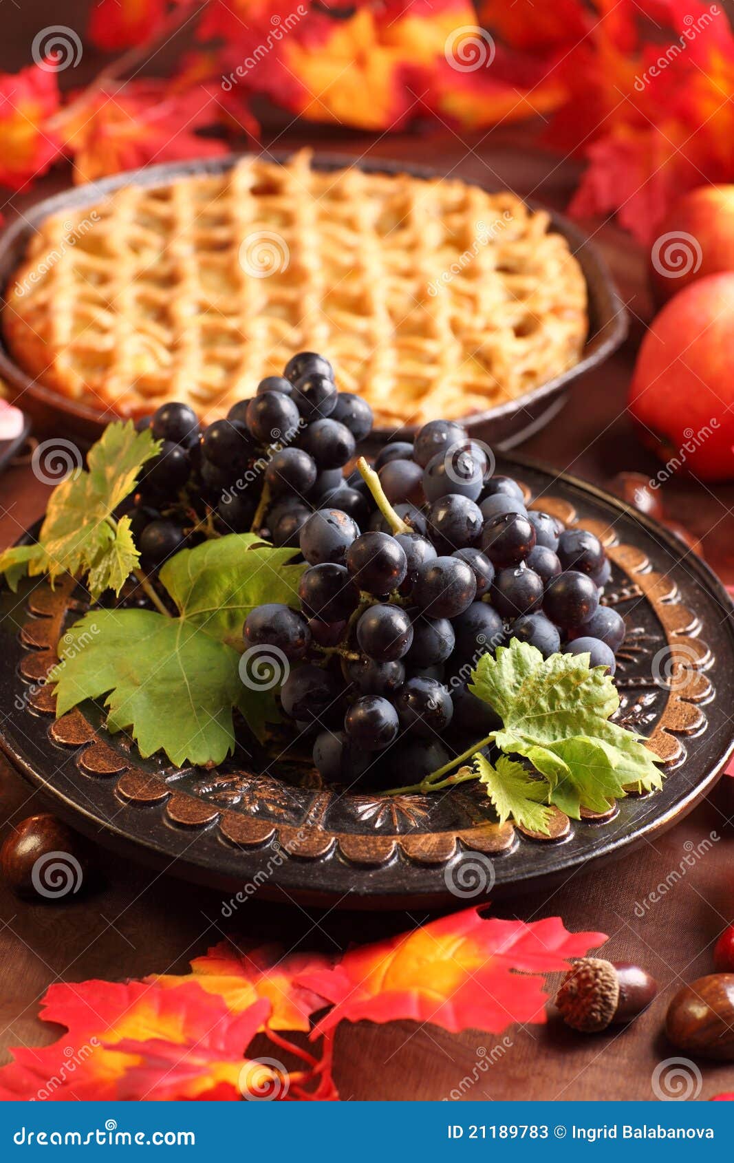 Red grapes and apple pie stock image. Image of nourishment - 21189783