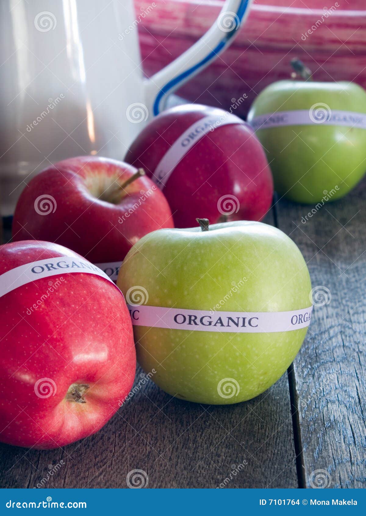 Red & Green Organic Apples Stock Photo - Image of wooden, labels: 7101764