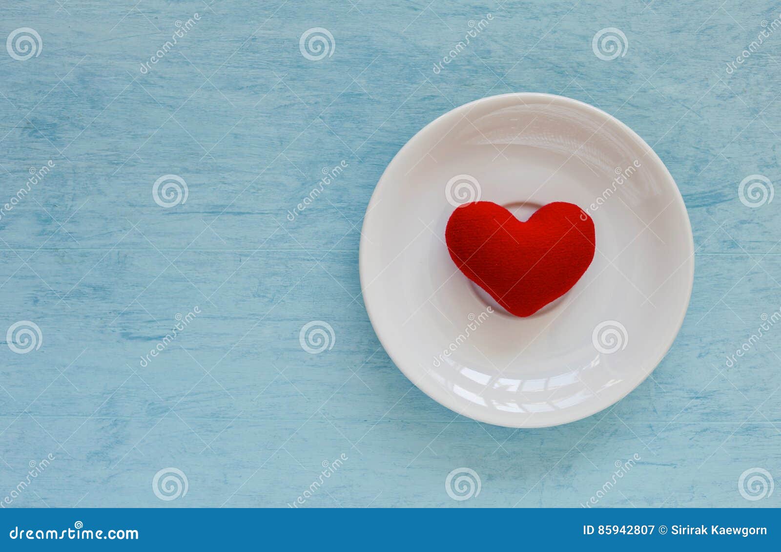 Red Heart on White Ceramic Plate Stock Image - Image of abstract, icon ...