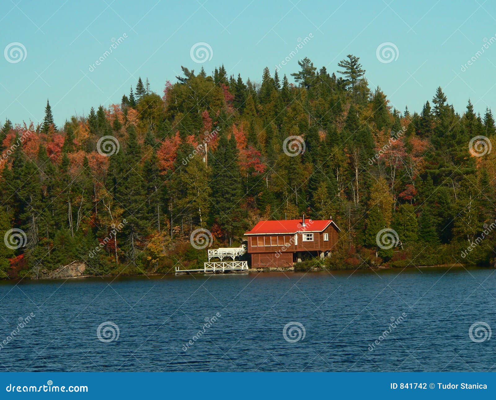 Red House on the Lake Shore Stock Photo - Image of lake, america: 841742
