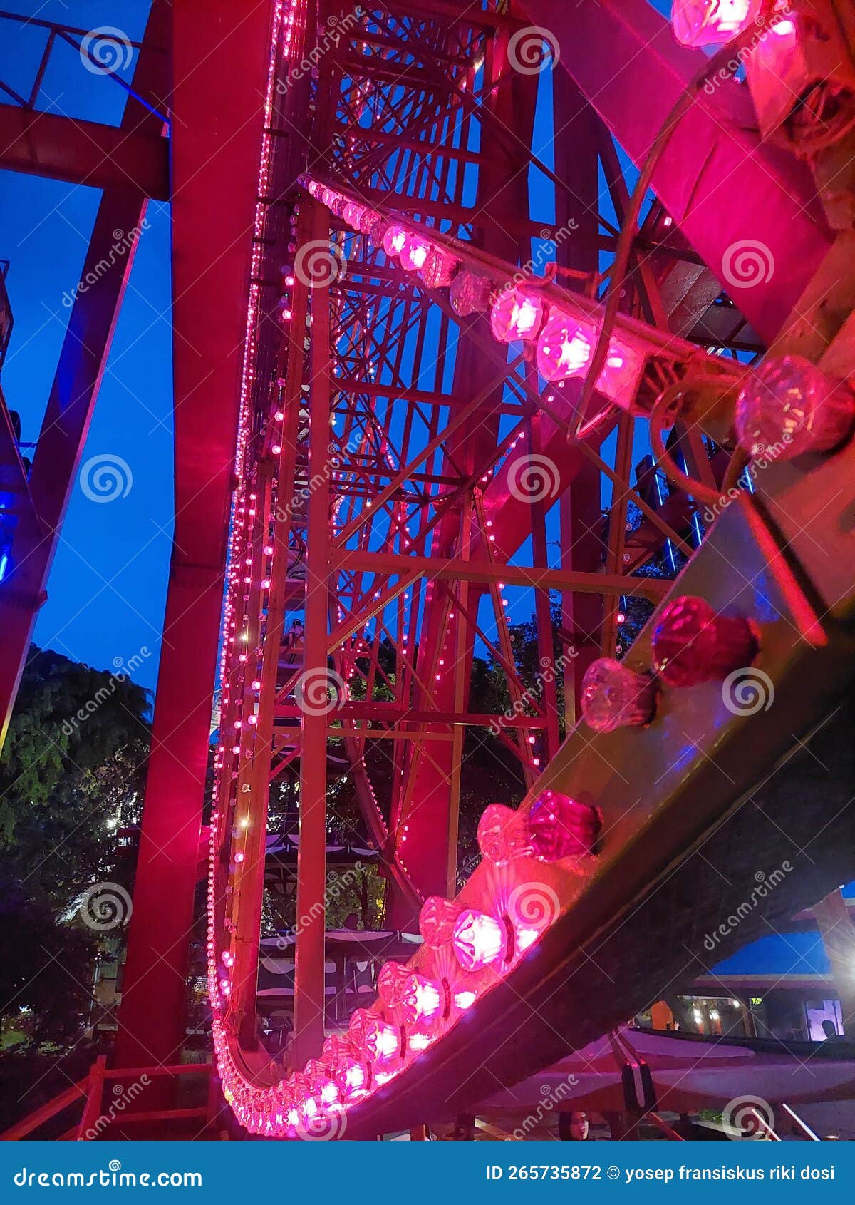 Red Light Bulb on Giant Wheel Stock Photo - Image of park, recreation ...