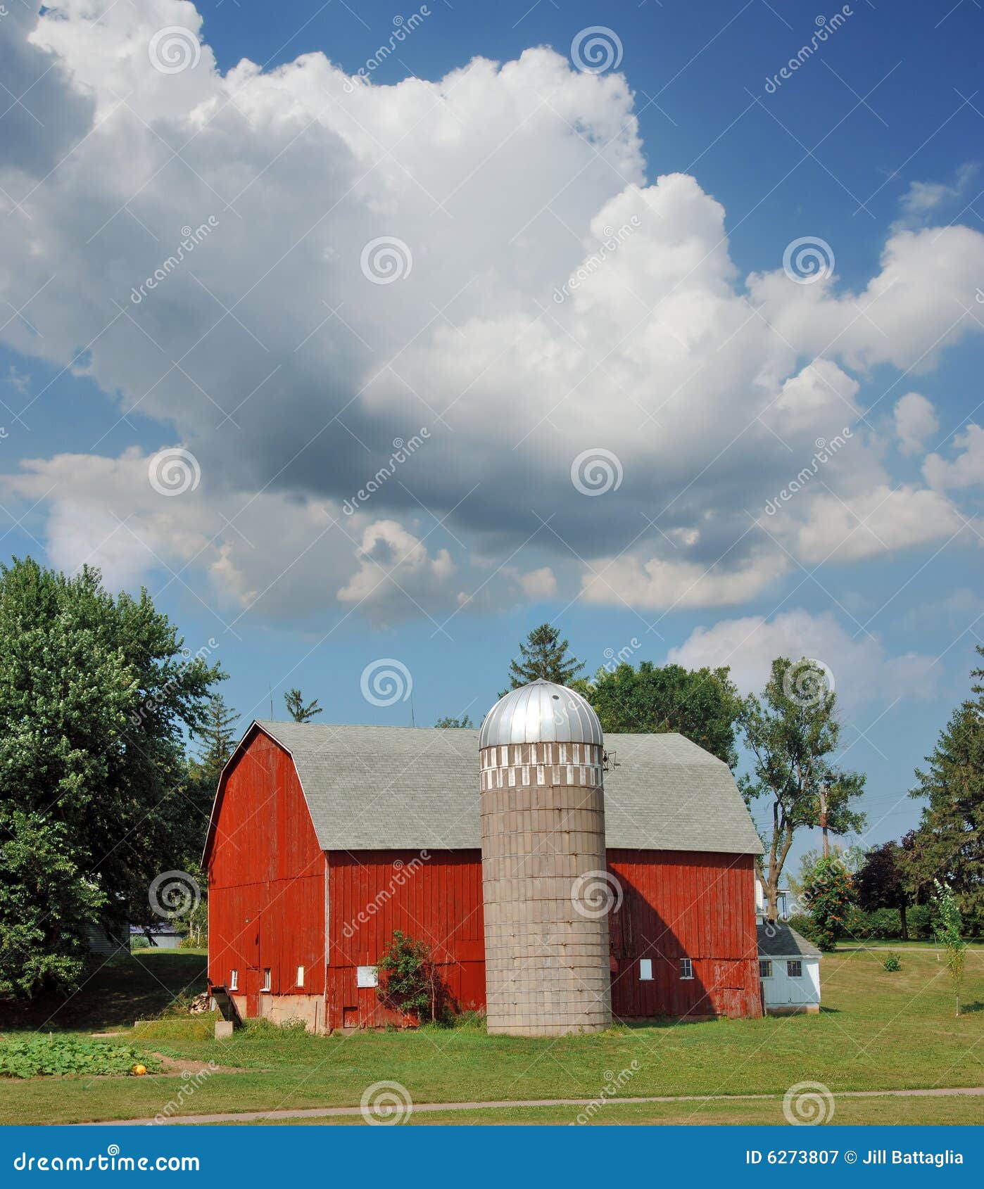 Red Minnesota Barn stock image. Image of agriculture, trees - 6273807