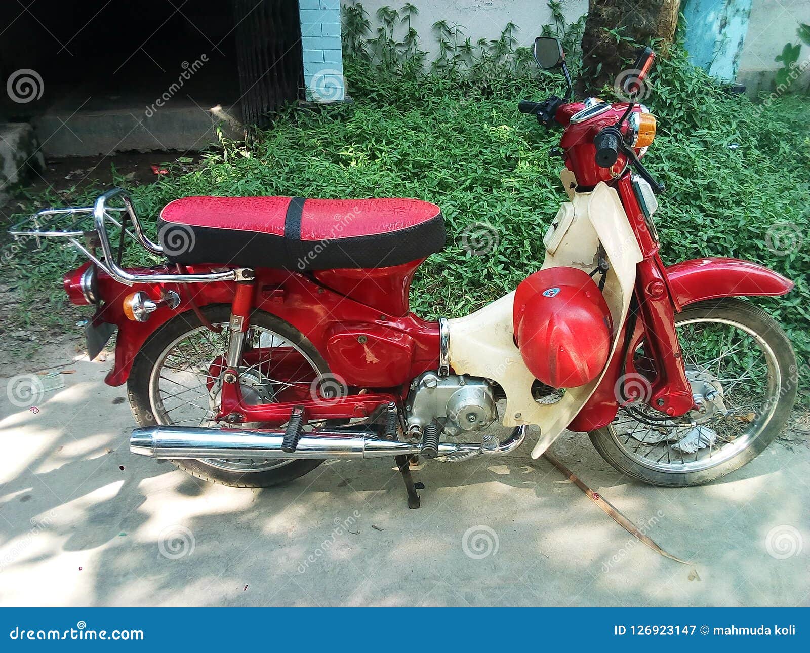 Red Motor Cycle editorial photography. Image of colony - 126923147