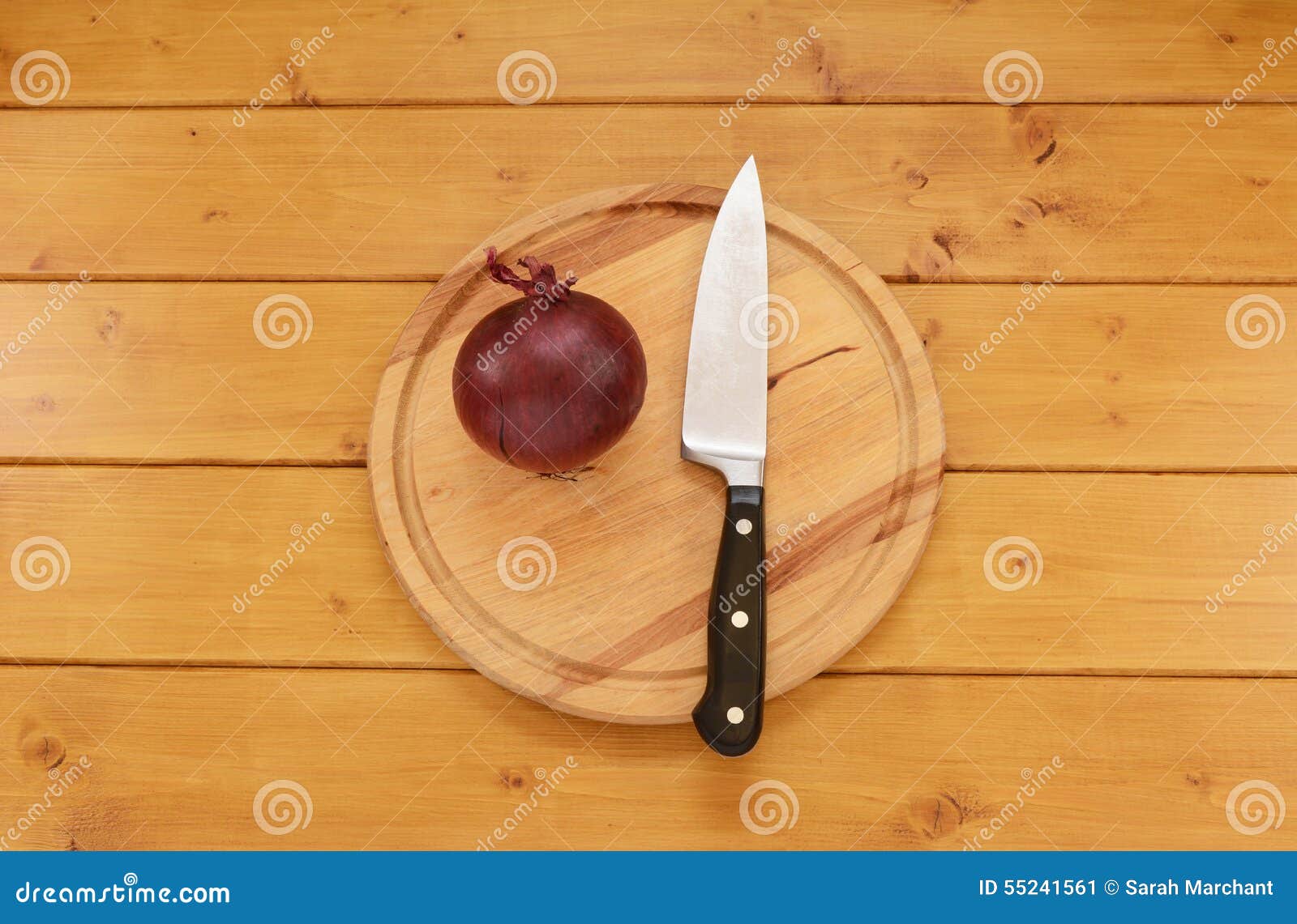 Red Onion with a Knife on a Chopping Board Stock Image - Image of ...