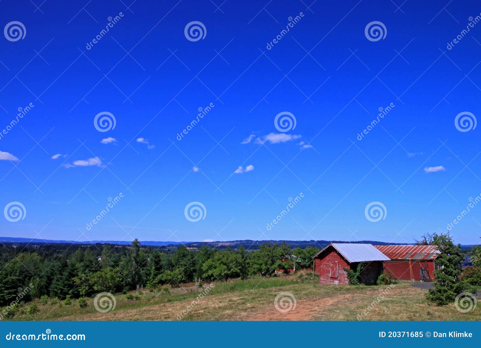 Red Oregon Barn stock image. Image of harvest, barn, clouds - 20371685