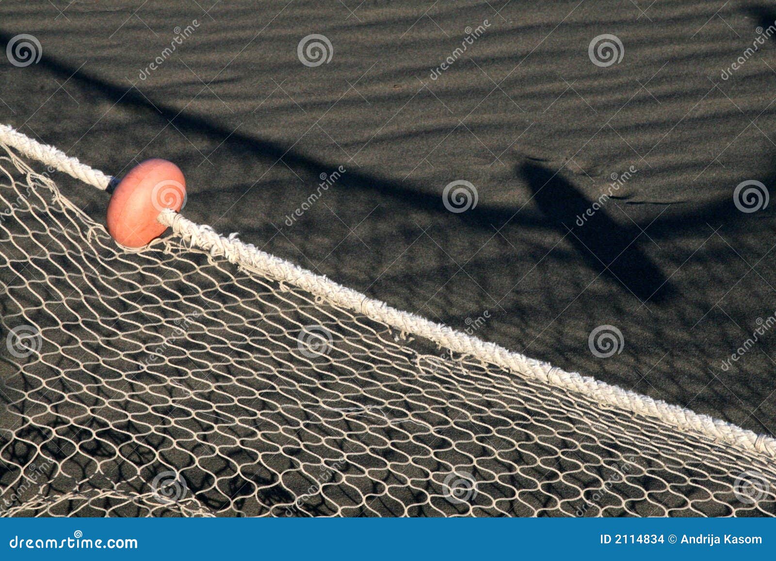 Red para los pescados foto de archivo. Imagen de arena - 2114834
