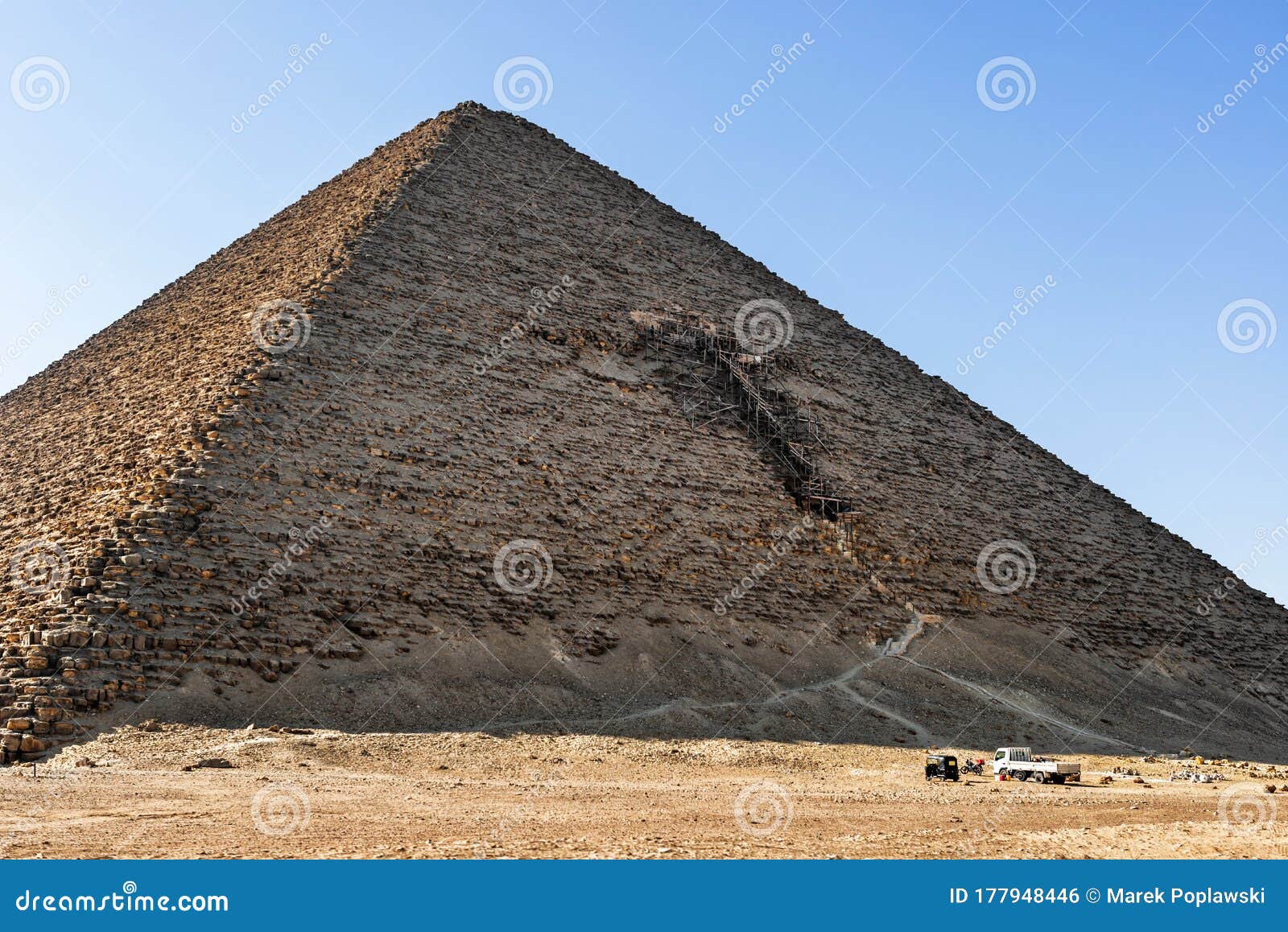Red Pyramid in Dahshur, Cairo, Egypt Stock Photo - Image of dahshur ...
