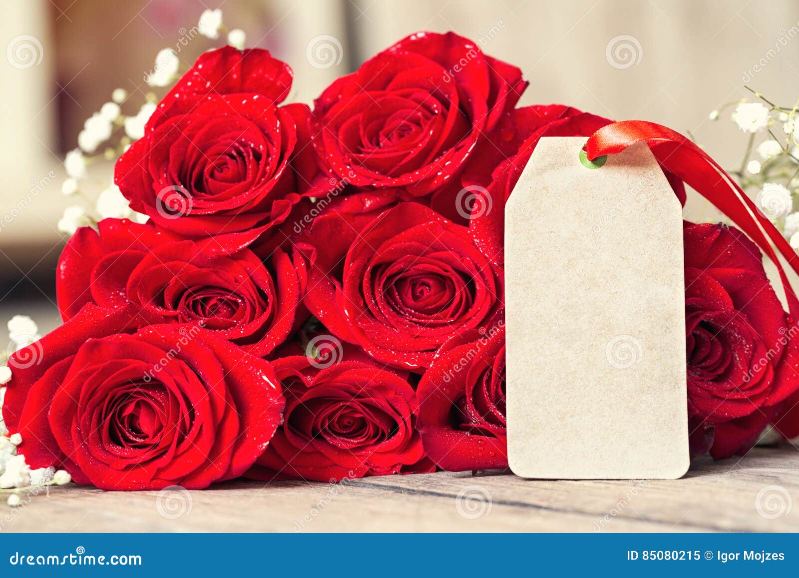 Red Roses with a Blank Gift Tag Stock Image - Image of mothers, nature ...