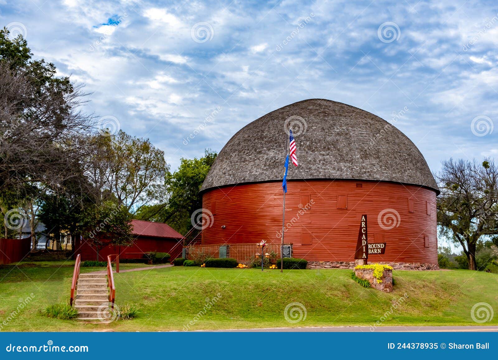 Red Round Barn Built in 1910 on Route 66 in Arcadia, Oklahoma Stock ...