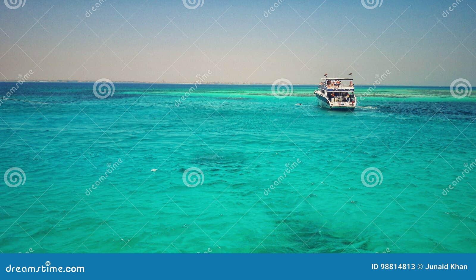 The Red Sea at Hurghada editorial stock photo. Image of tourists - 98814813