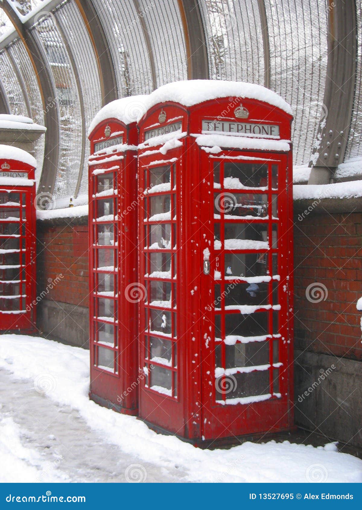 Red Telephone Box in the Snow Stock Image - Image of cold, mobile: 13527695