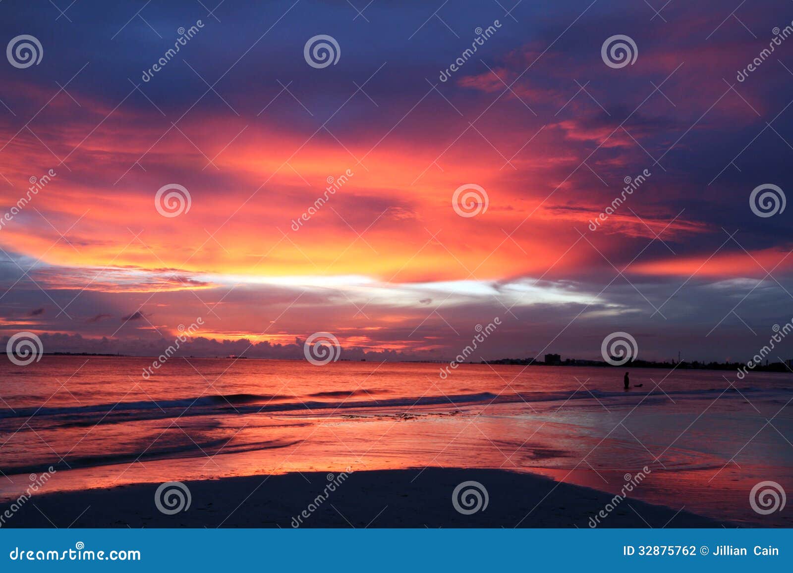 Red, White & Blue Sunset Stock Photo - Image of sand, travel: 32875762