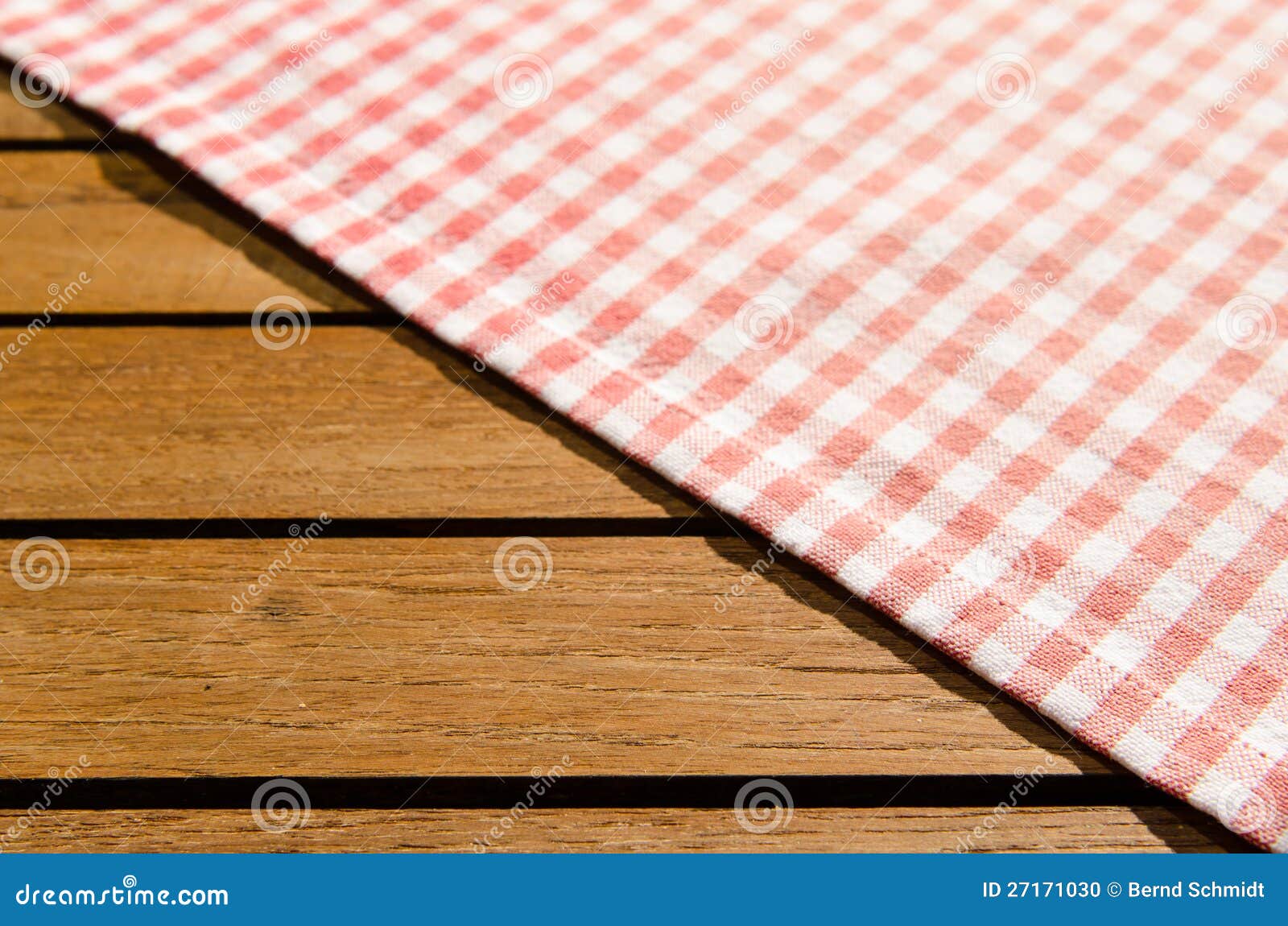 Red White Checkered Table Cloth Stock Photo - Image of wood, deep: 27171030