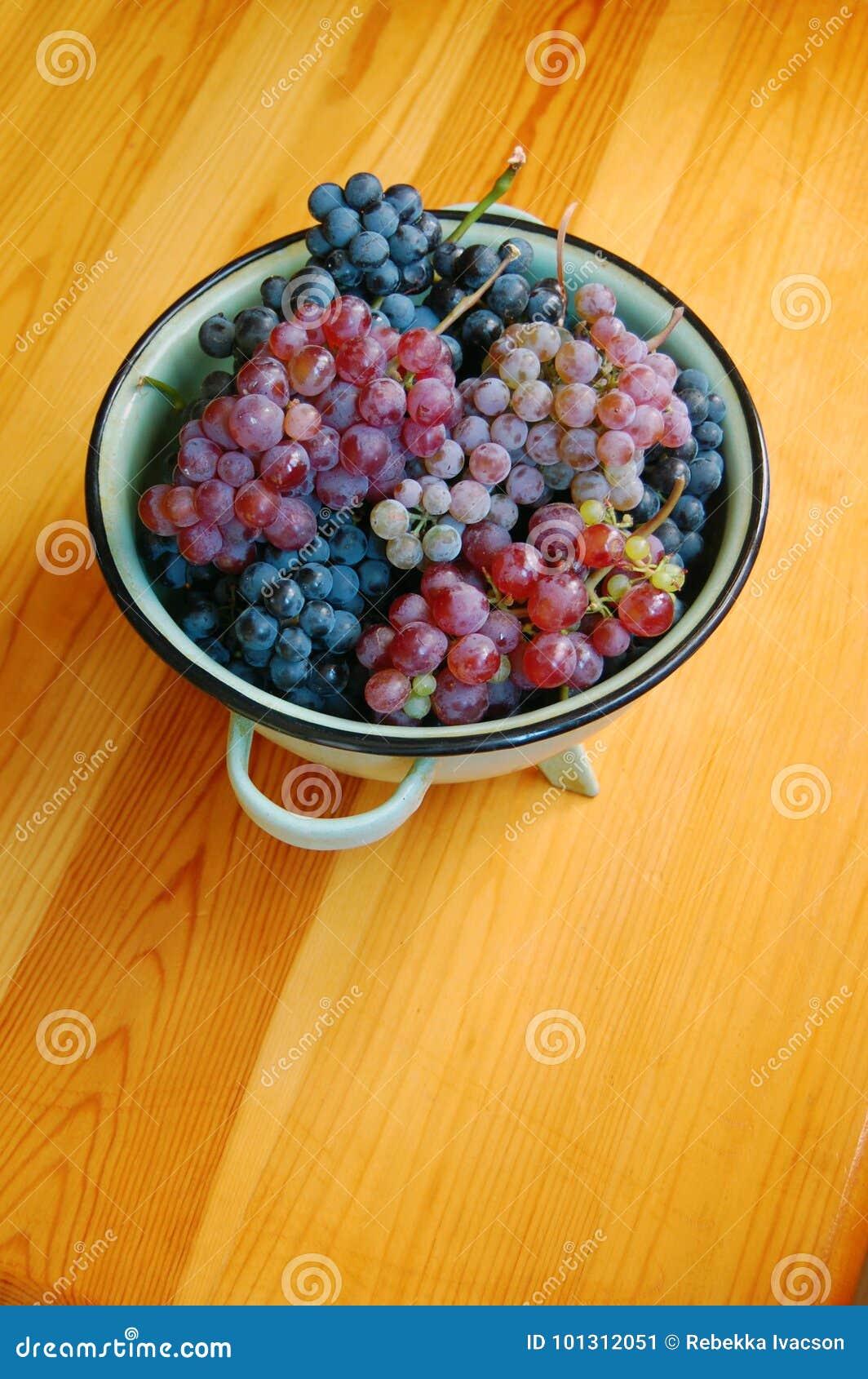 Grapes on wooden table stock image. Image of organic - 101312051