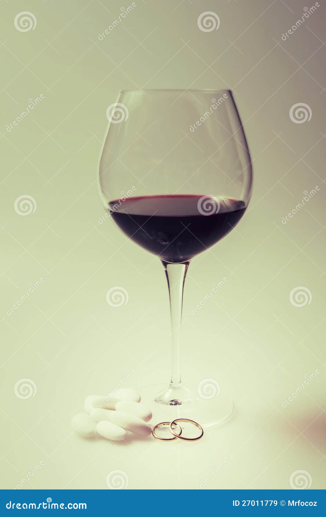 Red Wine with Wedding Rings Stock Image - Image of gold, confetti: 27011779