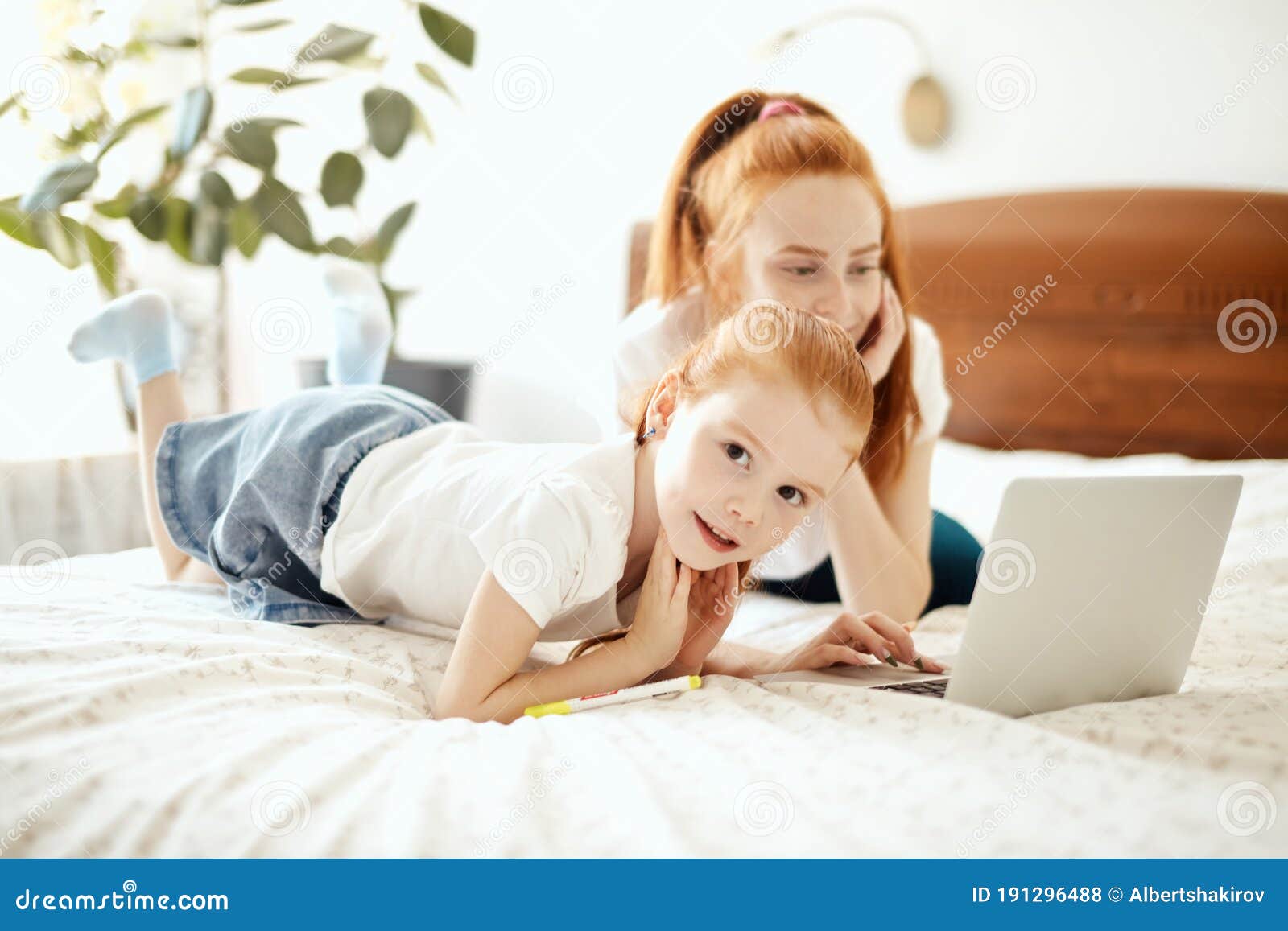Redd Mamma Och Hennes Dotter Som Ligger På Sängen Hemma När Hon Tittar