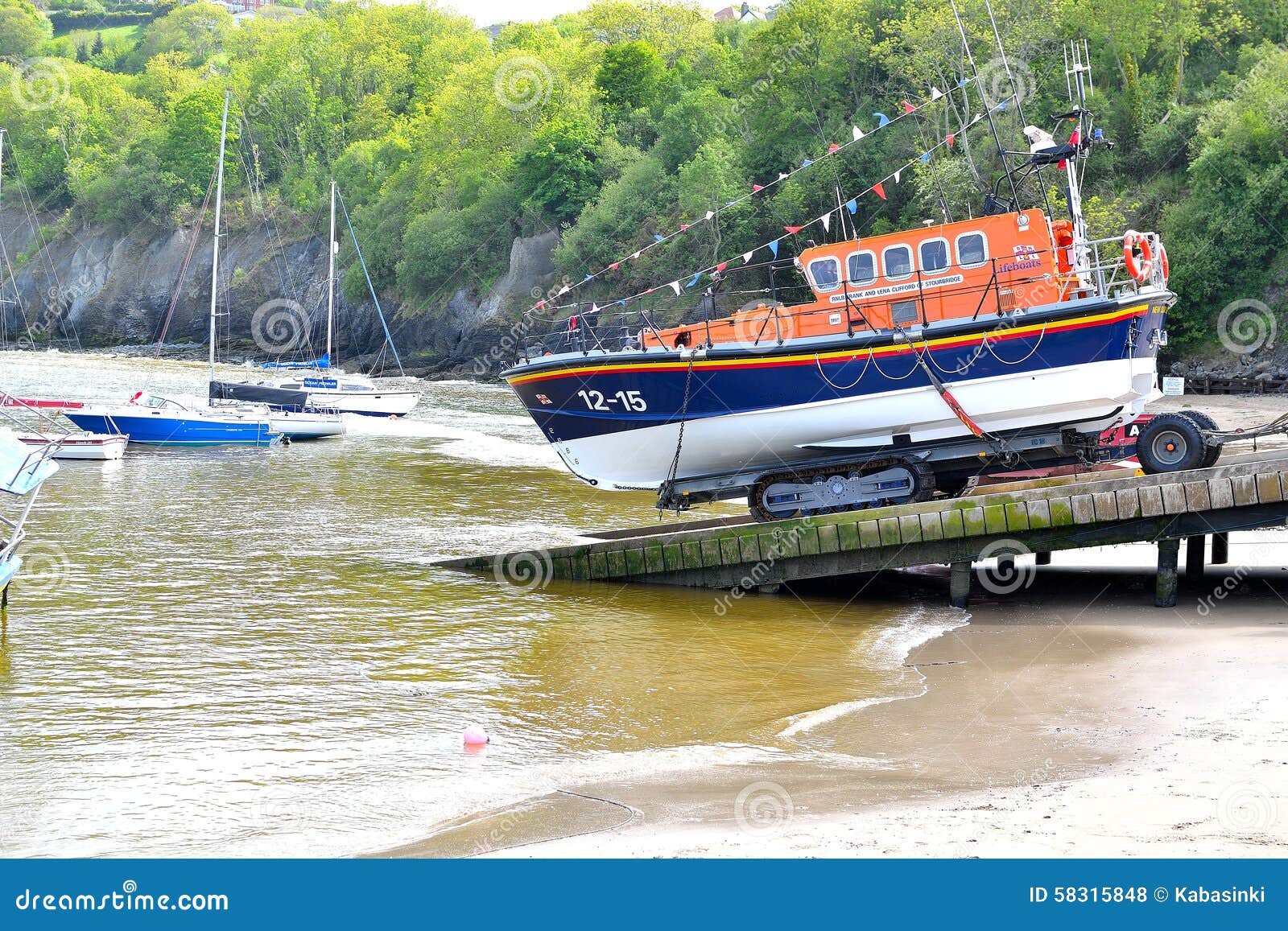 Reddingsboot redactionele stock foto. Image of boot, bomen - 58315848