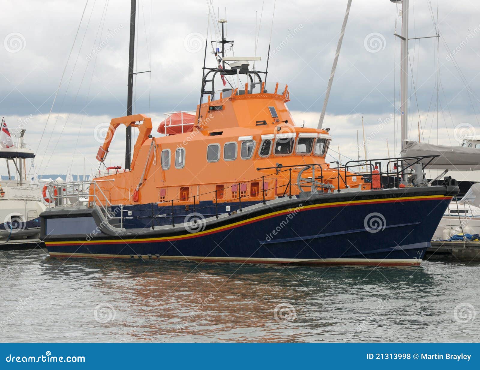 Reddingsboot in haven stock foto. Image of engeland, bescherming - 21313998