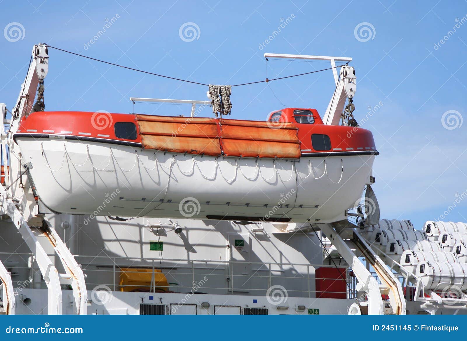 Reddingsboot op schip stock afbeelding. Image of noodsituatie - 2451145