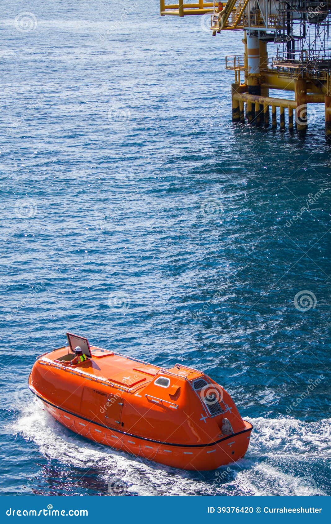 Reddingsboot of Reddingsboot in Zee, Veiligheidsnorm Stock Foto - Image ...