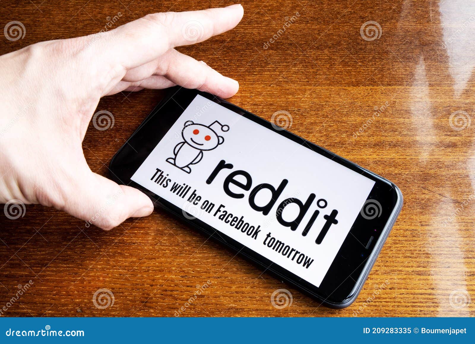 Reddit Logo on IPhone 11 Screen Editorial Image - Image of hold ...