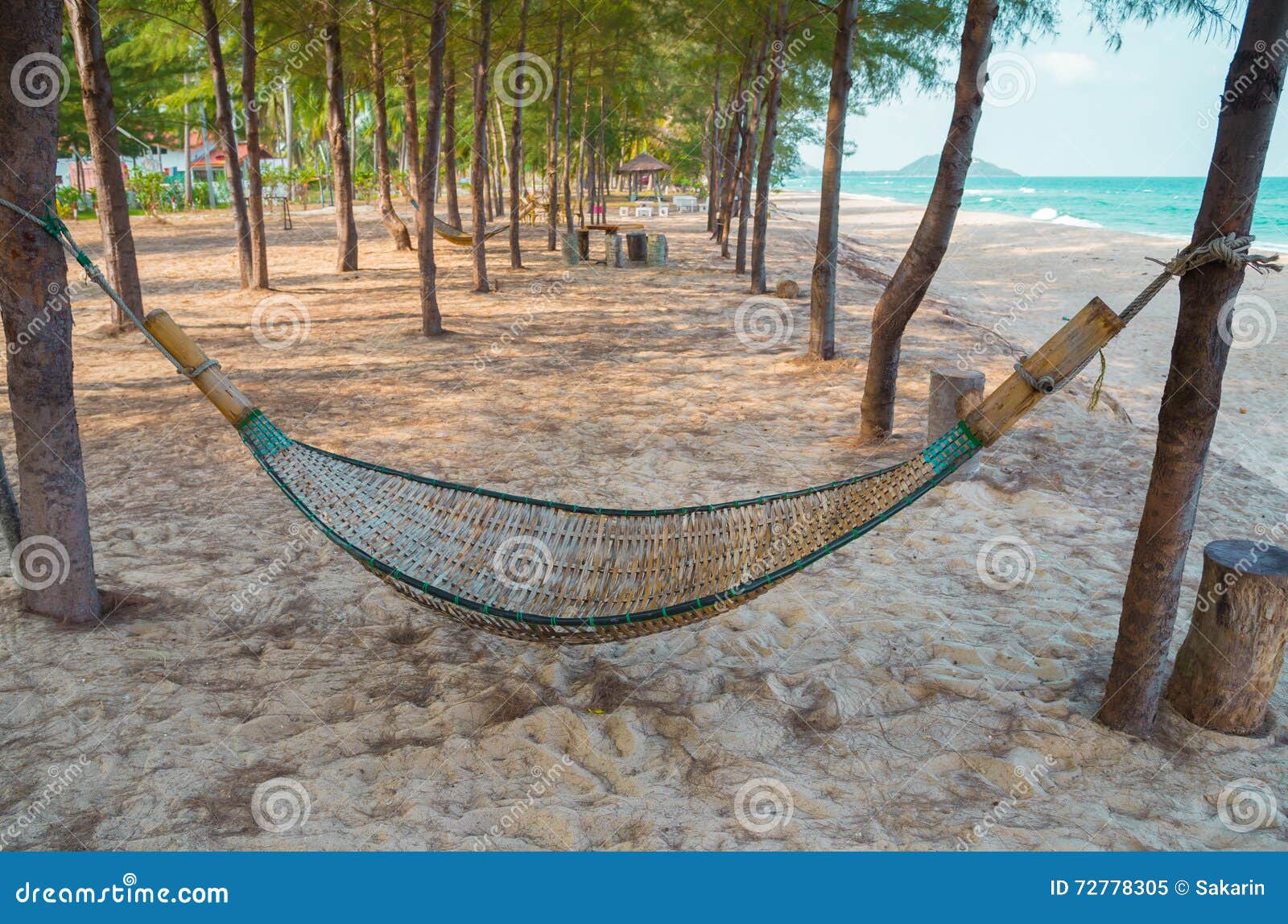 Rede De Madeira Com a Areia Na Praia Imagem de Stock - Imagem de rural ...