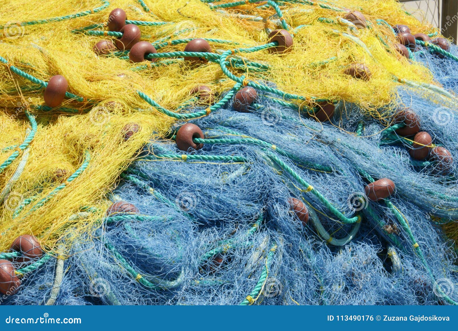 Rede De Pesca Azul E Amarela No Porto De Pesca Foto de Stock - Imagem ...