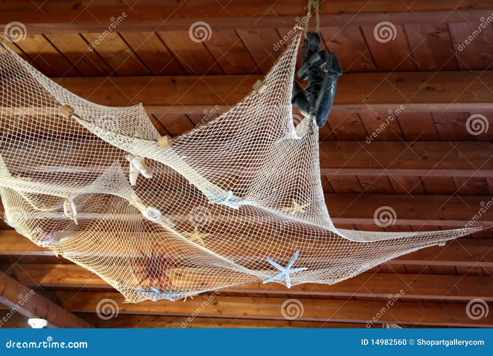 Rede De Pesca No Teto De Madeira Foto de Stock - Imagem de projeto ...