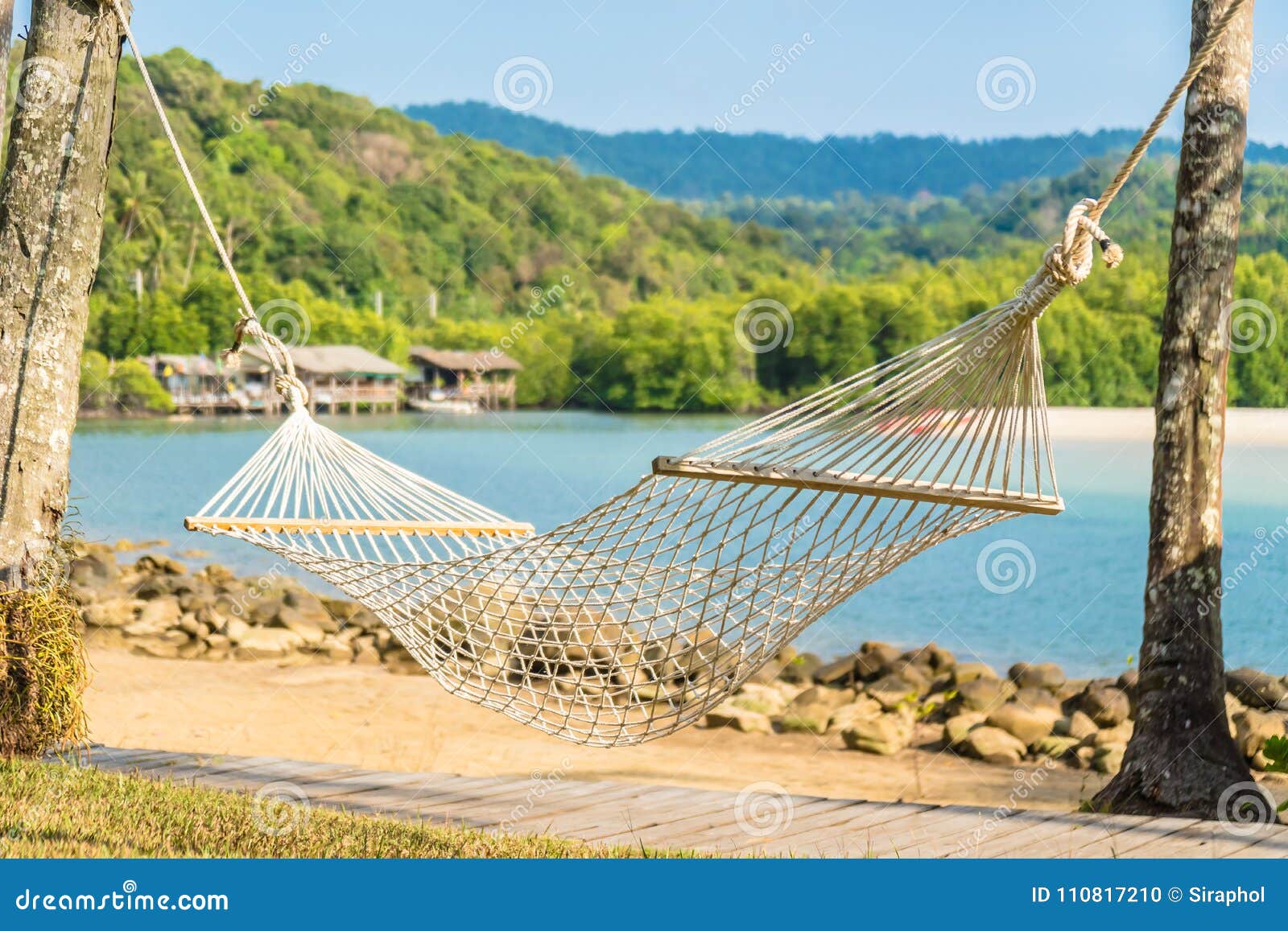 Rede na praia e no mar foto de stock. Imagem de fundo - 110817210