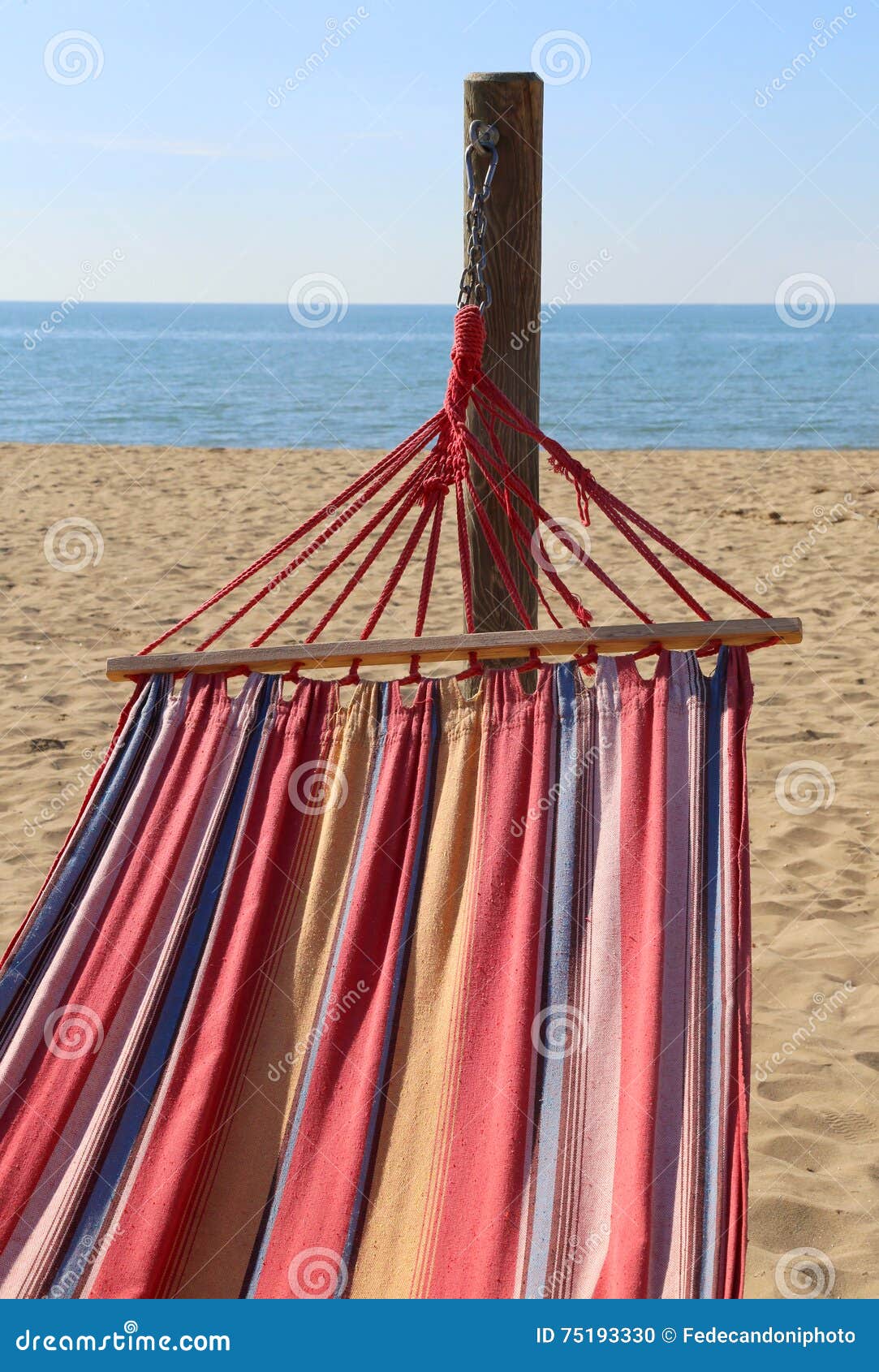 Rede Para Relaxar Na Praia Pelo Mar Foto de Stock - Imagem de italiano ...