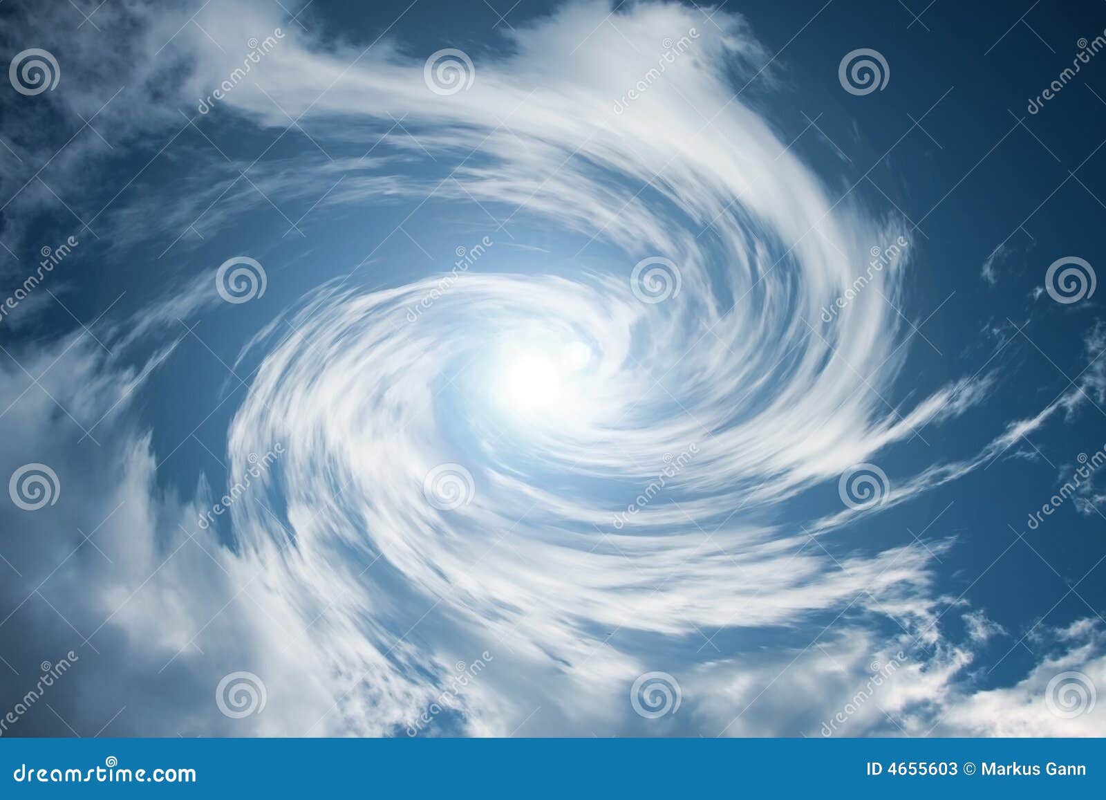 Redemoinho Movente Da Nuvem Imagem de Stock - Imagem de céu, longo: 4655603