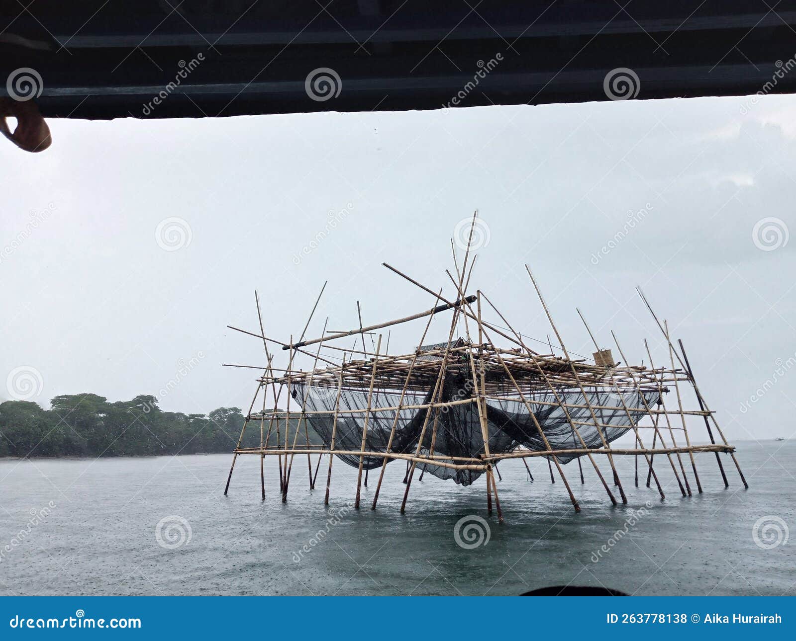 Redes de captura de peces foto de archivo. Imagen de redes - 263778138