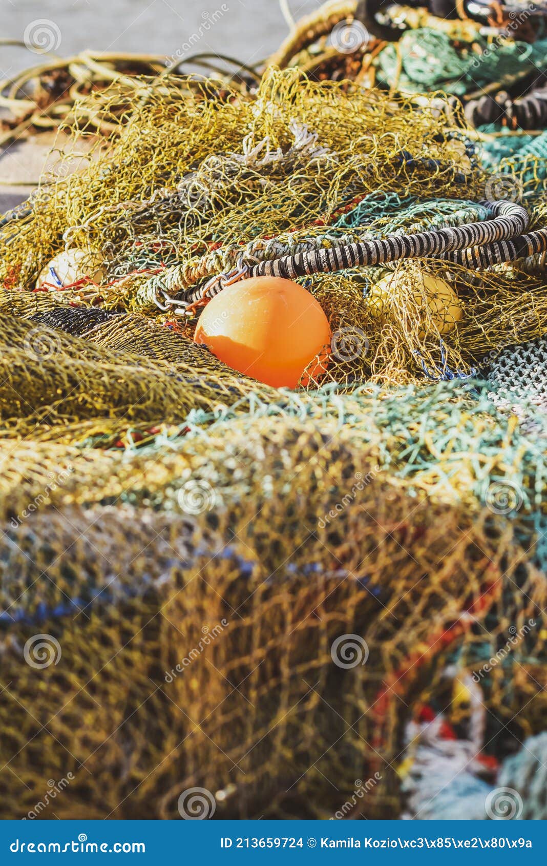 Redes De Pesca E Equipamento Para a Captura De Peixes No Mar Foto de ...