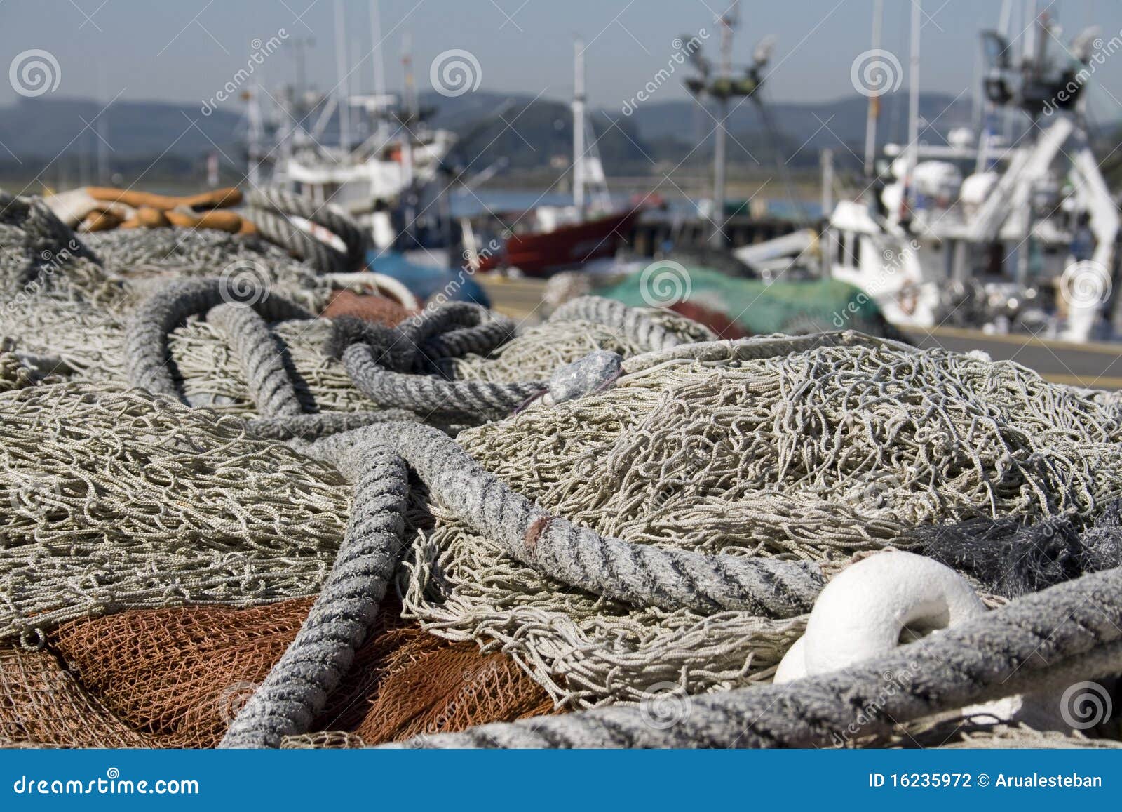 Redes De Pesca Para Pescar No Mar Foto de Stock - Imagem de peixes ...