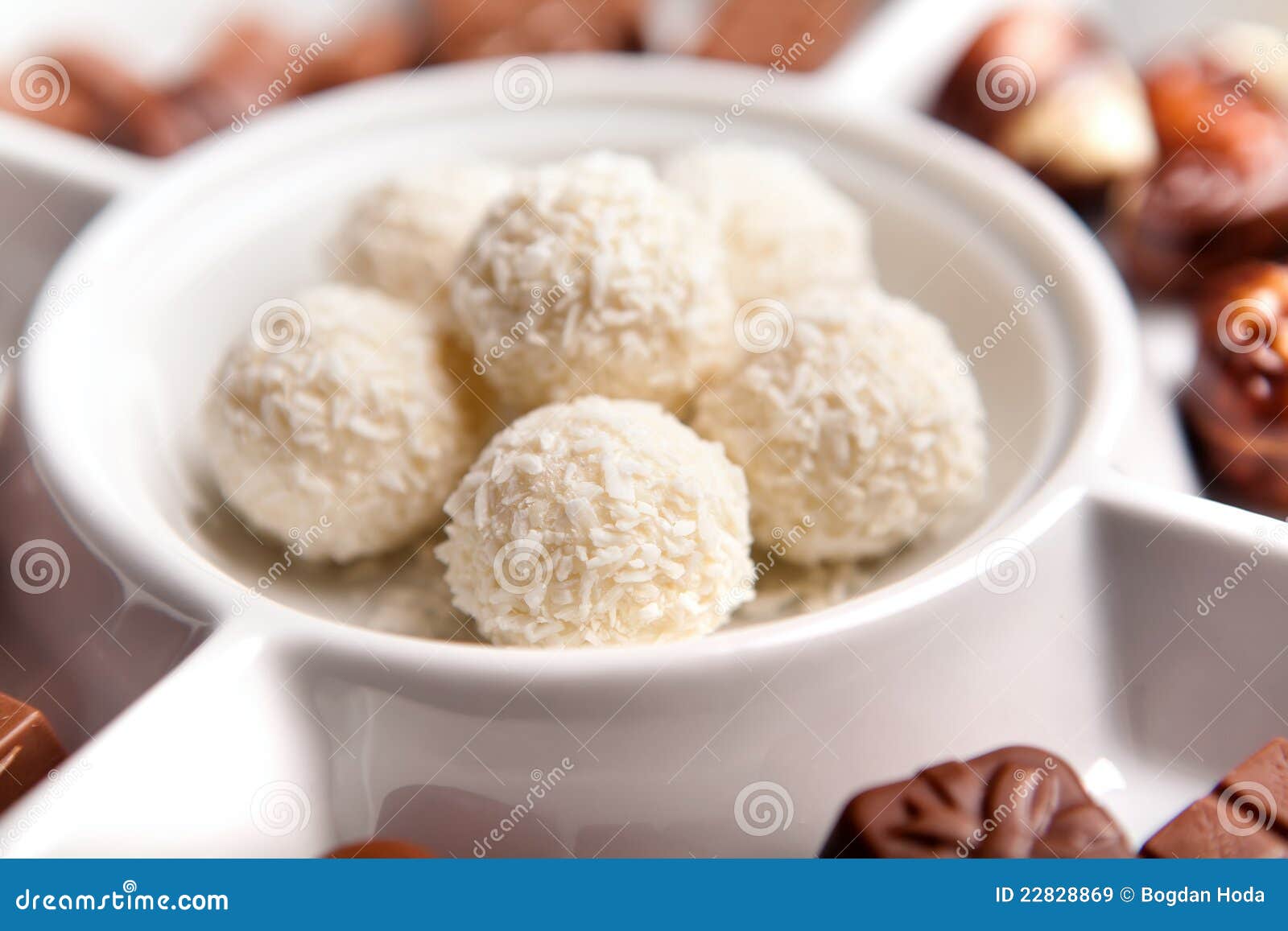 Redondo, O Chocolate Do Coco Sua Na Placa Imagem de Stock - Imagem de ...