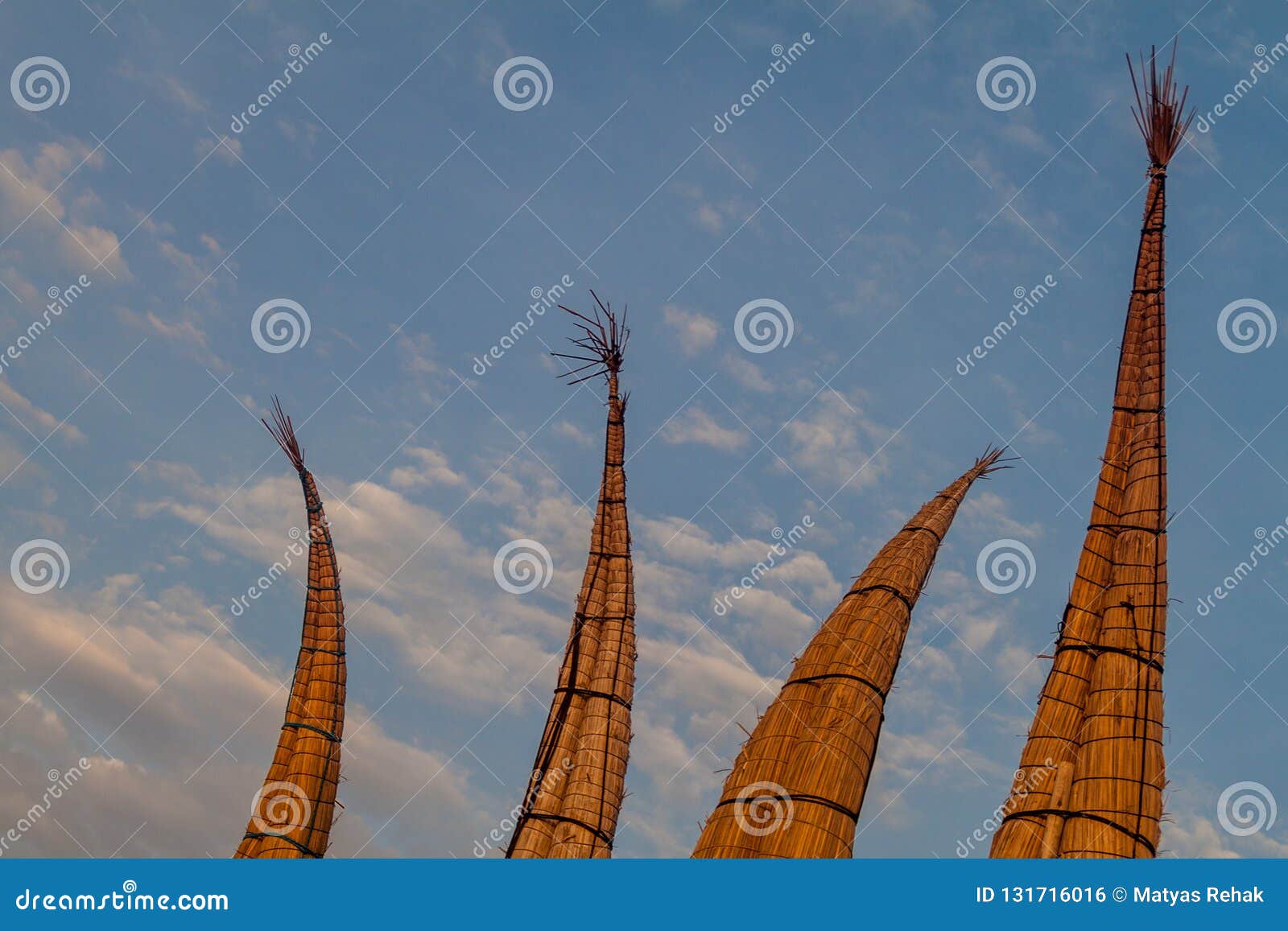 Reed Boats tradicional foto de archivo. Imagen de paisaje - 131716016