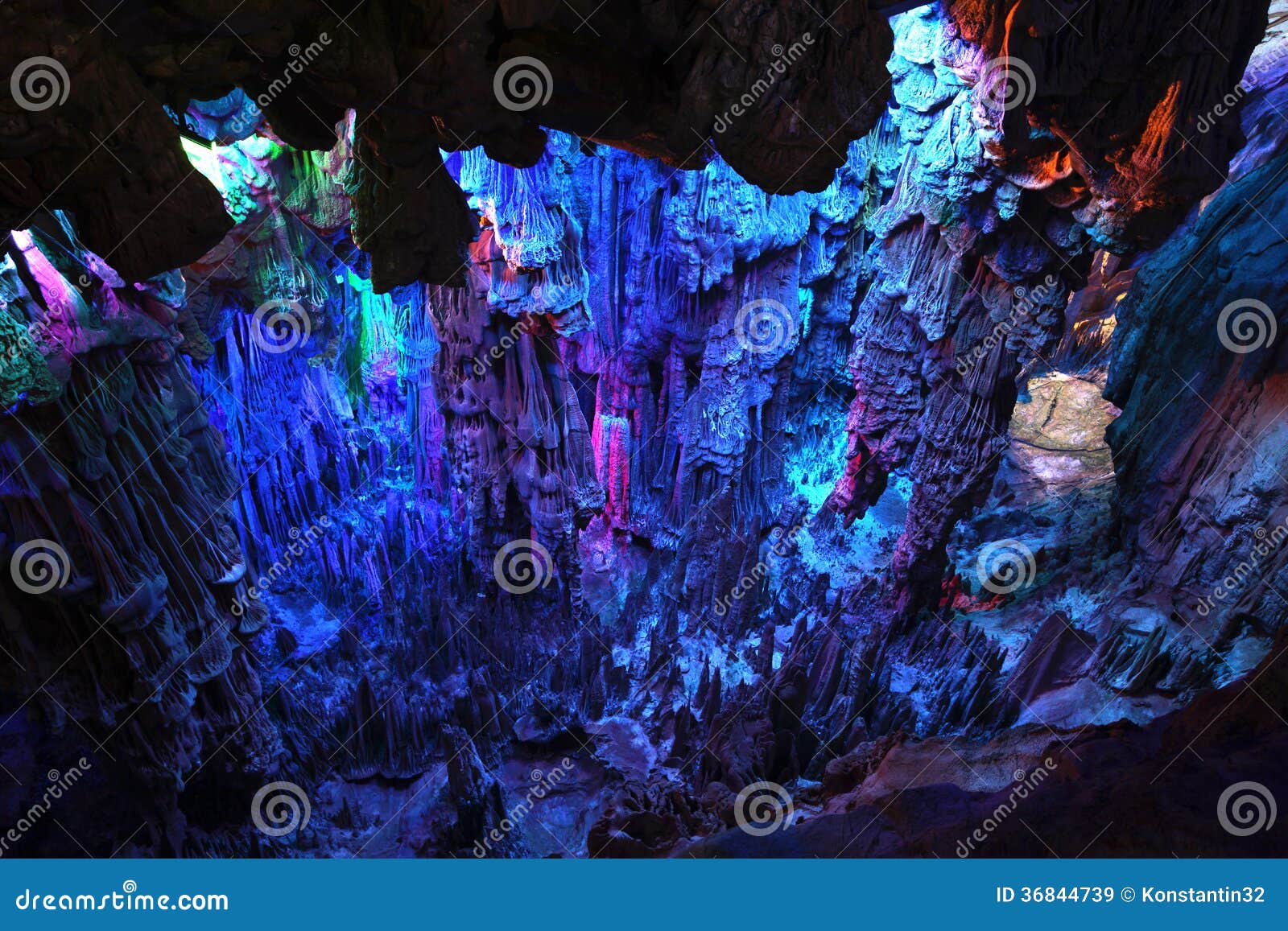 Reed Flute Caves en Guilin imagen de archivo. Imagen de misterio - 36844739
