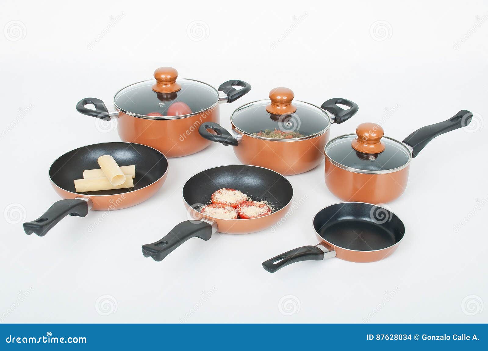 Reeks potten en pannen stock foto. Image of pannen, keuken - 87628034