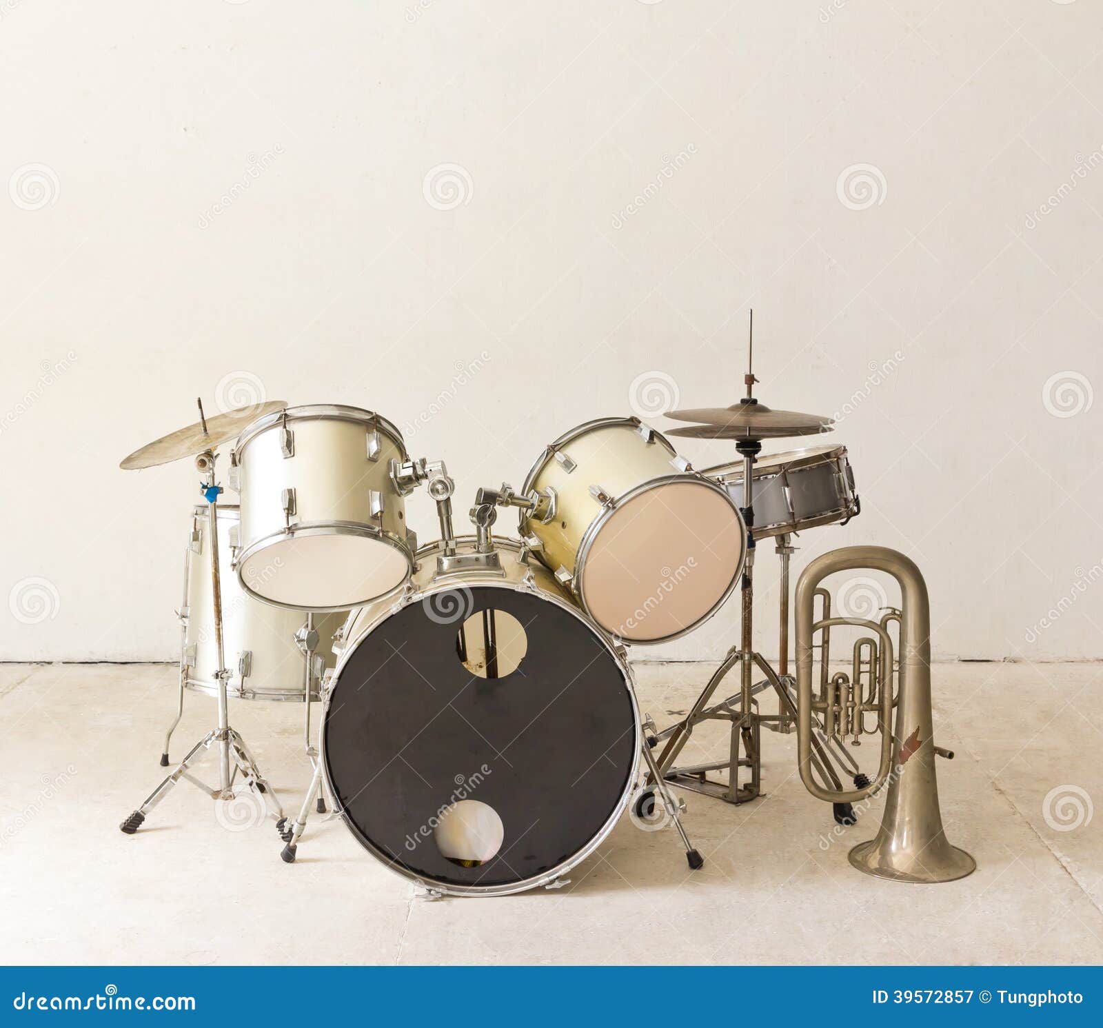Reeks trommels stock afbeelding. Image of plons, tribune - 39572857