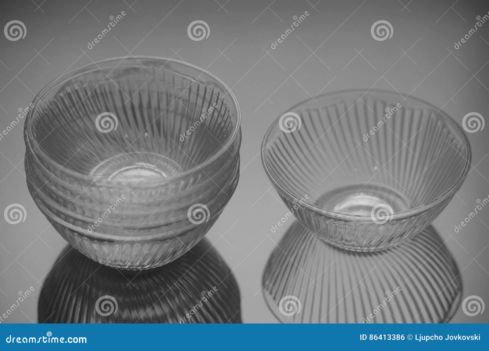 Reeks Van Diep Glaswerk Zes Stock Foto - Image of grijs, vaag: 86413386