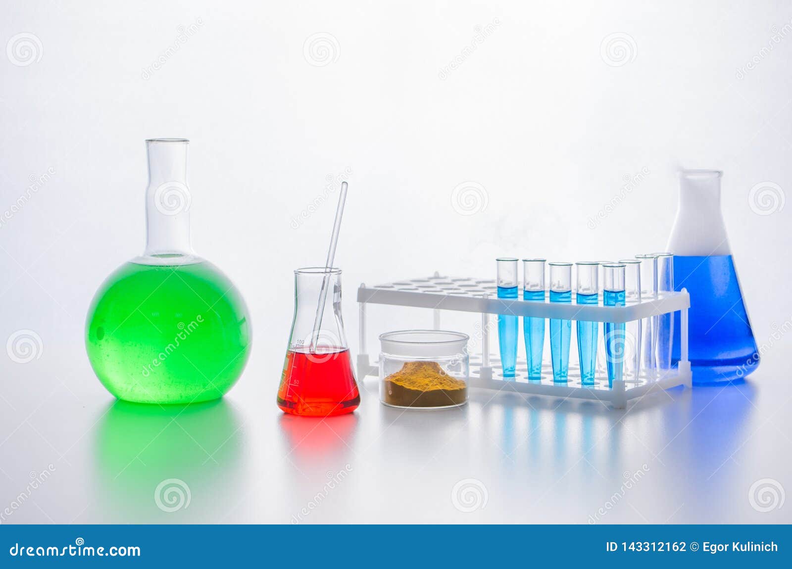 Reeks Van Laboratoriumglaswerk LABORATORIUManalyse Chemische Reactie ...