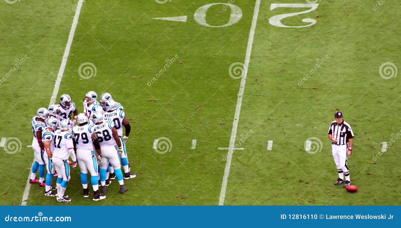 Ref nfl huddle редакционное изображение. изображение насчитывающей ...