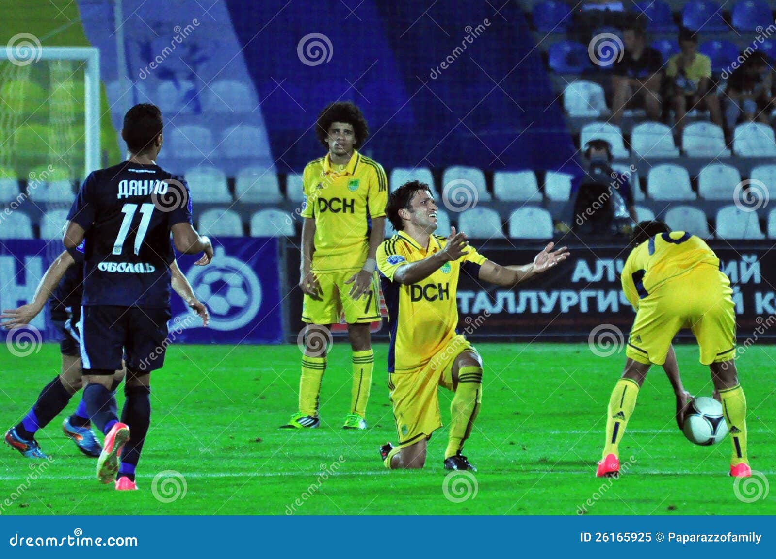 Referee stop the game editorial image. Image of entertainment - 26165925