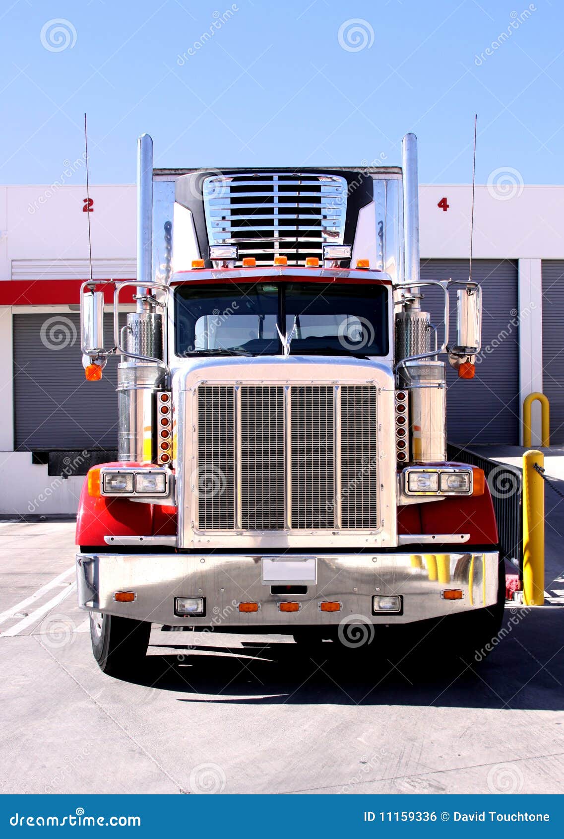 Refiera El Carro En El Muelle Foto de archivo - Imagen de cargamento ...