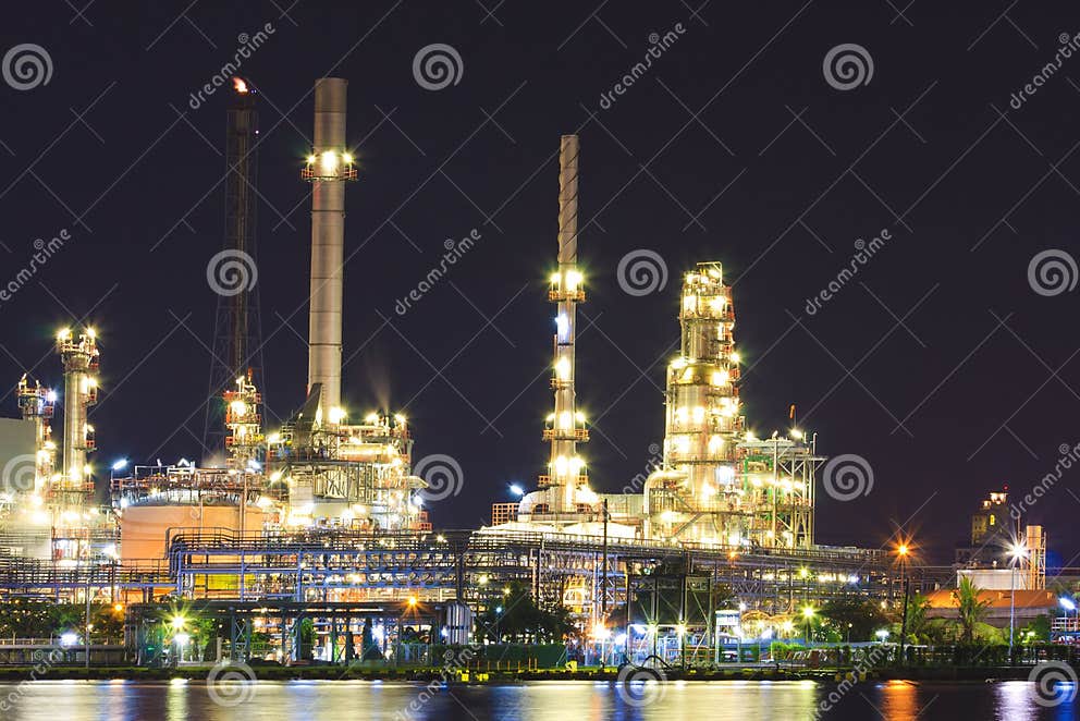 Refinaria de petróleo foto de stock. Imagem de armazenamento - 26293636